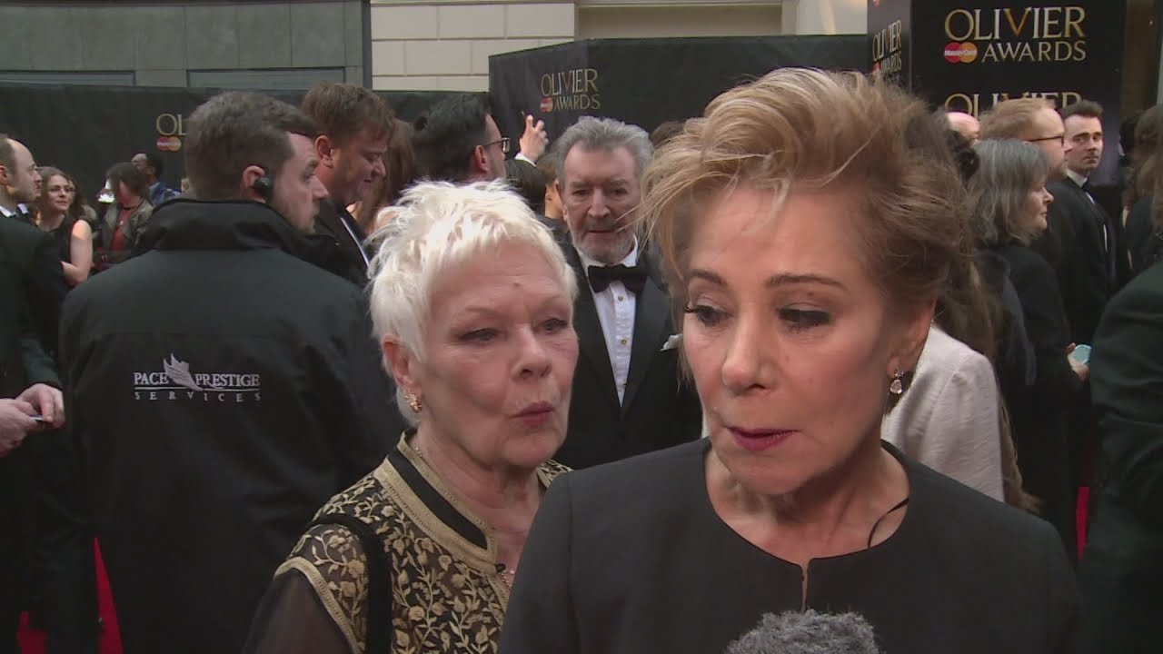 Dame Judy Dench photobombs Zoë Wanamaker at the Oliviers - The Global ...