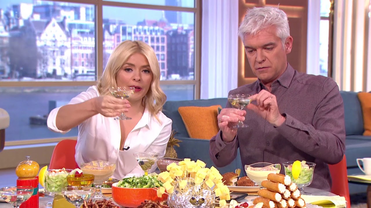 Holly Loves a Babycham Snowball | This Morning - The Global Herald