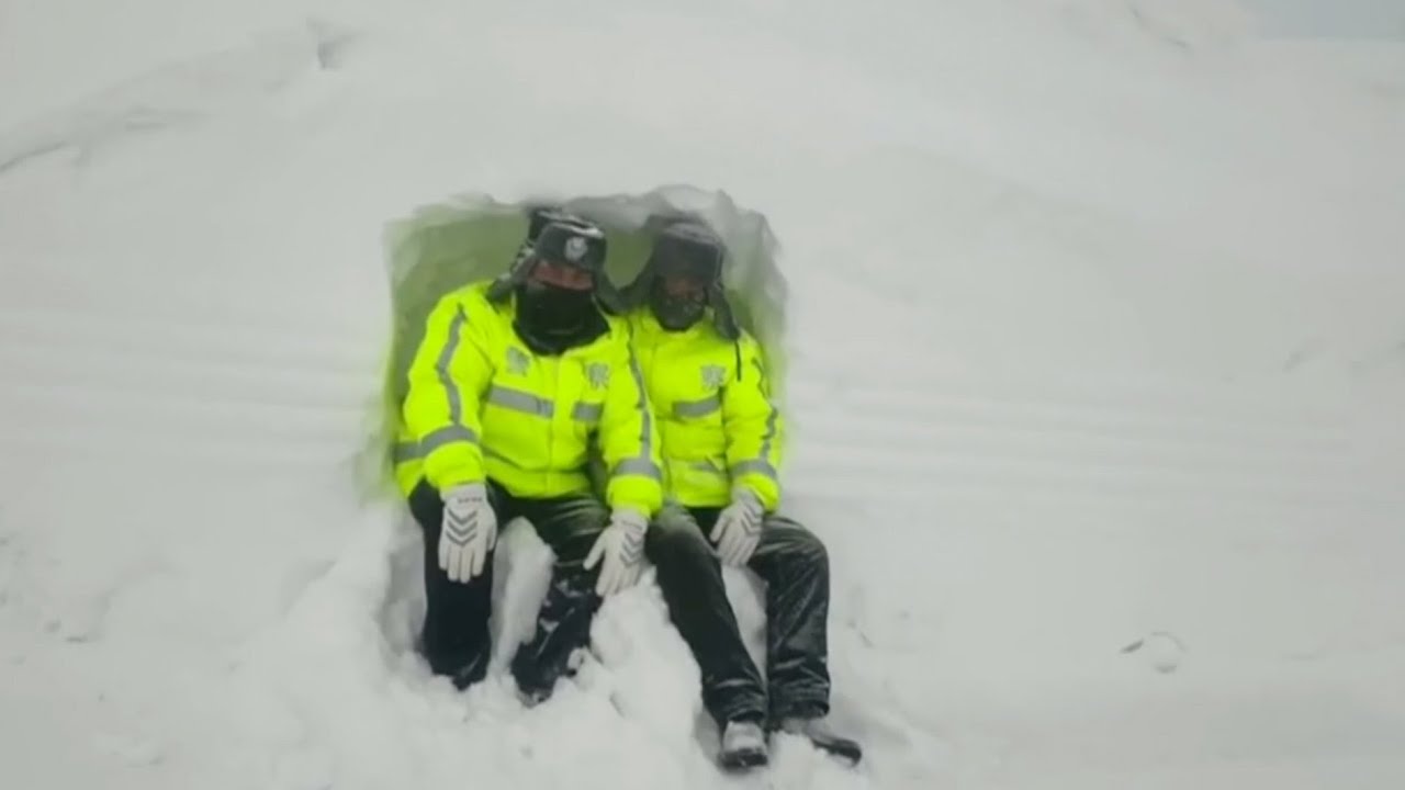 Police build emergency snow shelter in blizzard in NW China - The ...