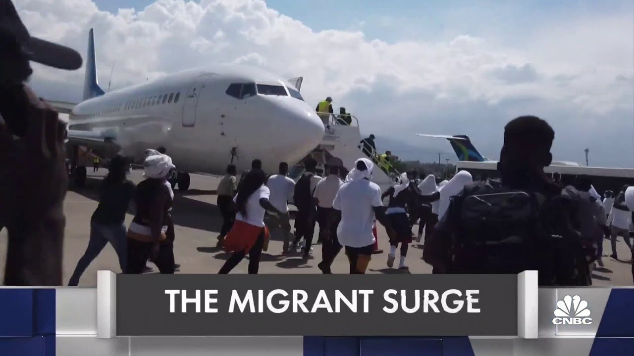 Haitian immigrants attack pilots and ICE officers on deportation flight ...