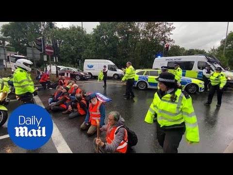Insulate Britain protesters glue their hands to the M4 motorway - The ...