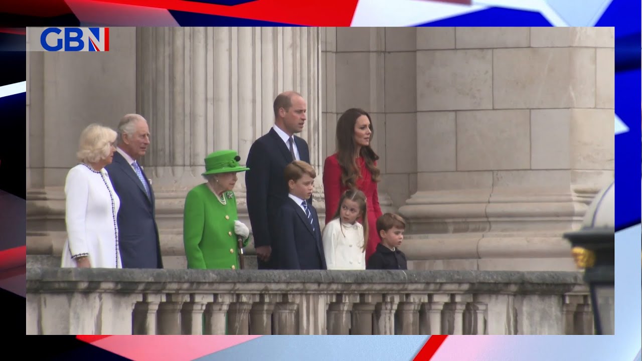 The Queen appears on the Buckingham Palace balcony as Platinum Jubilee ...