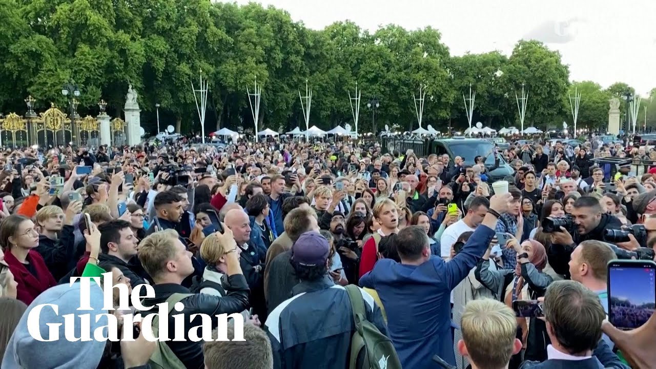 Crowd sings national anthem outside Buckingham Palace after the Queen's ...