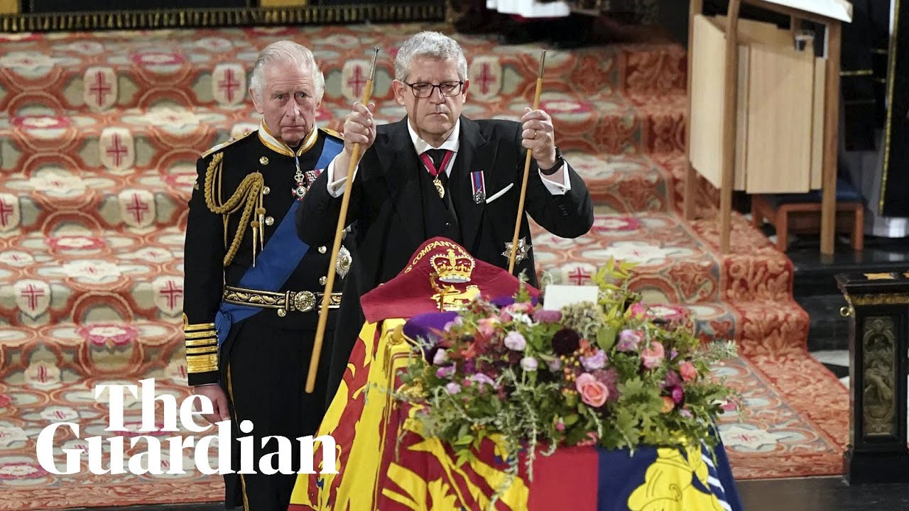 Lord chamberlain breaks wand of office and places it on Queen's coffin ...