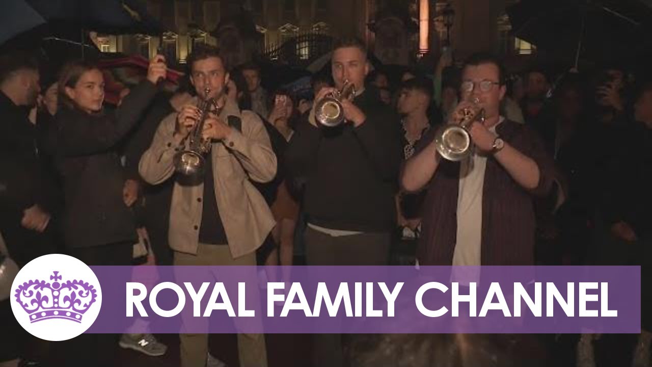 Spontaneous Trumpet Tribute to Honour The Queen at Buckingham Palace ...