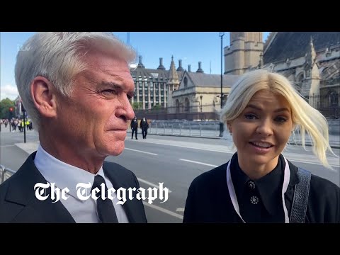 'We would never jump a queue': Holly Willoughby and Phillip Schofield ...
