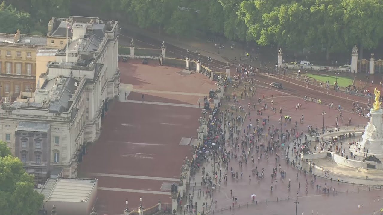 Crowds gather outside gates of Buckingham Palace - The Global Herald