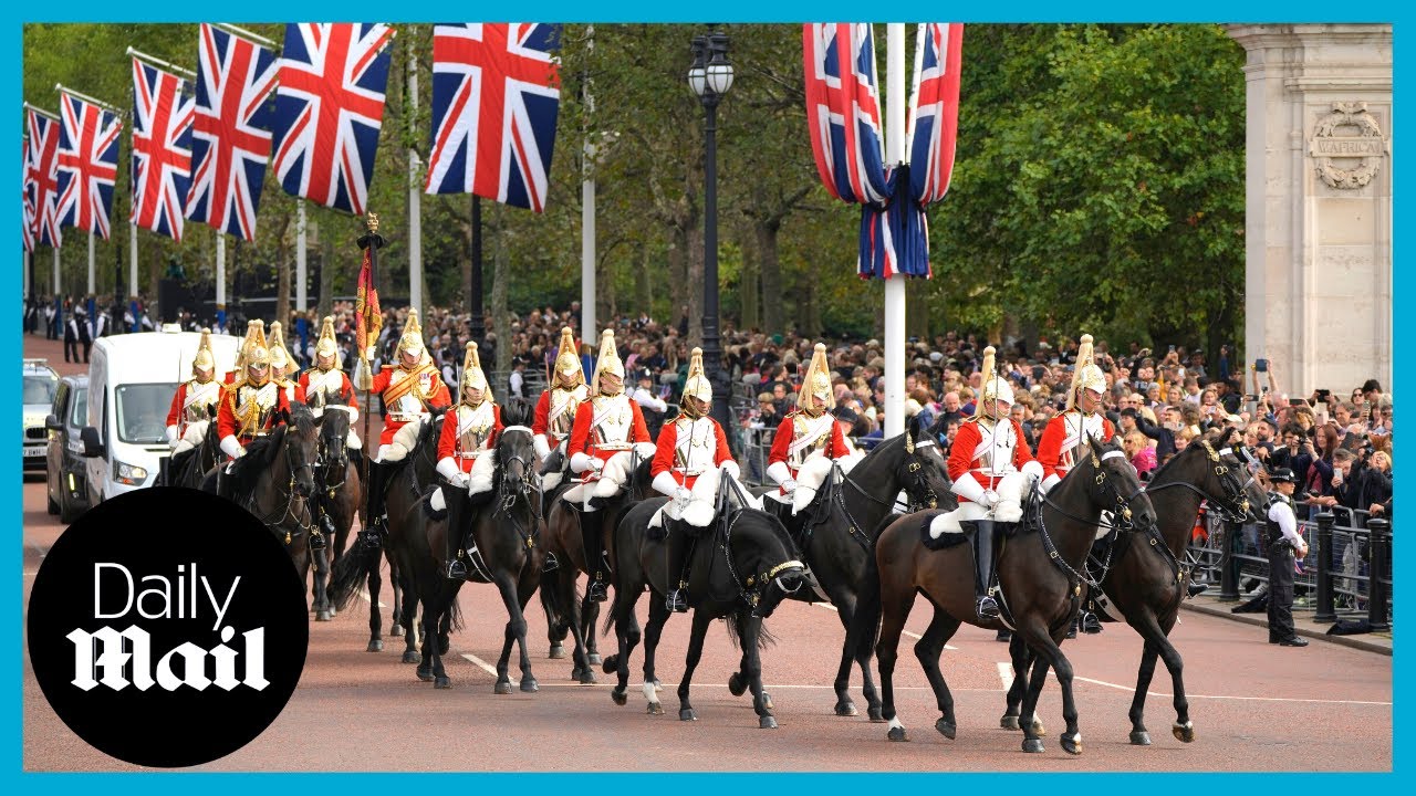 Queen Elizabeth II Procession: Crowds gather outside Buckingham Palace ...