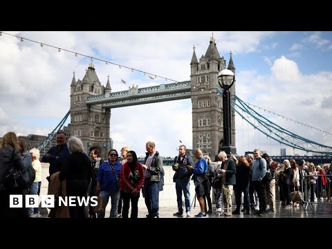 Queen Elizabeth II: Huge queues form for lying-in-state - BBC News ...