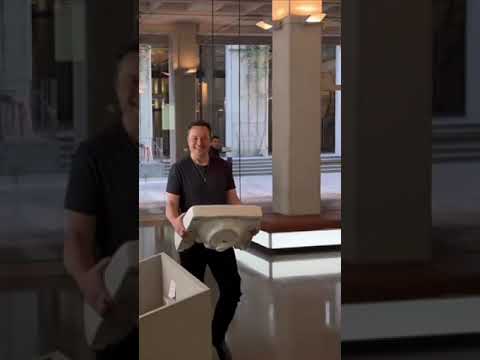 Elon Musk turns up at Twitter HQ carrying a sink - The Global Herald