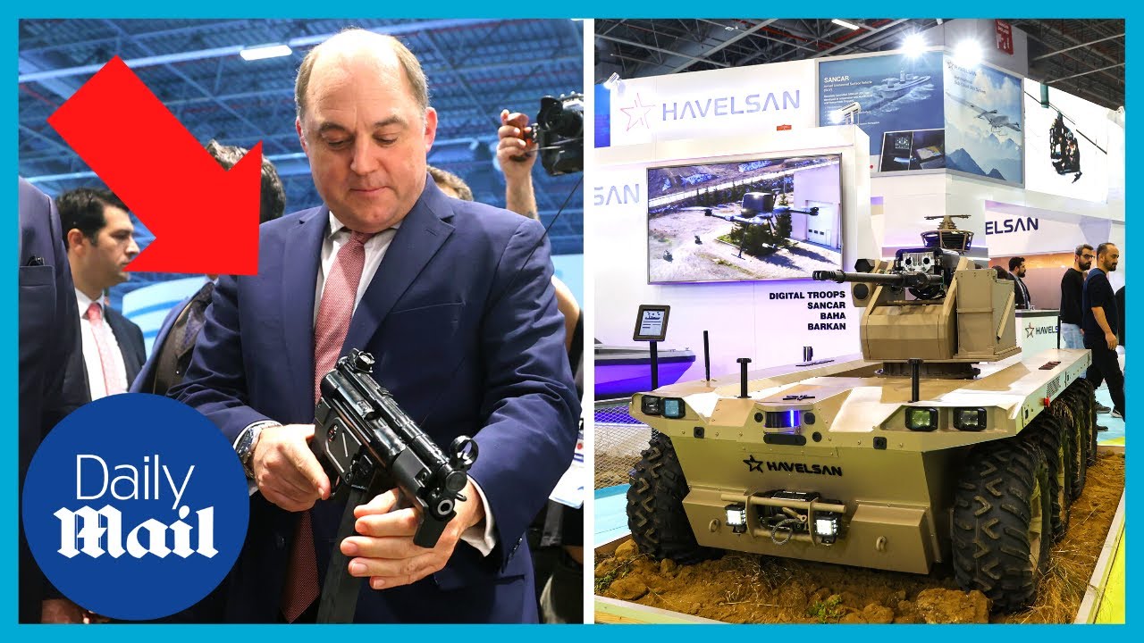 'Very good gun': Defence Secretary Ben Wallace holds machine gun at ...