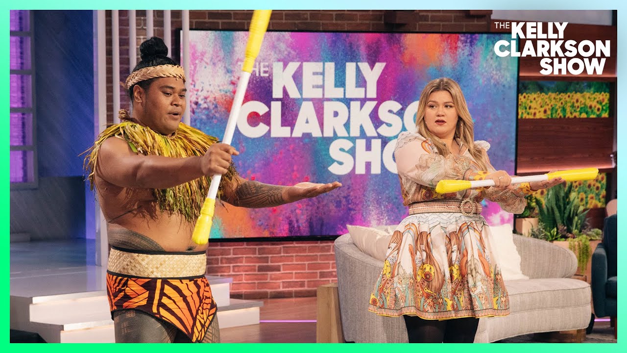 Kelly Clarkson Tries (And Fails) Samoan Fireknife Dancing With TikTok's Real-Life Maui From ...