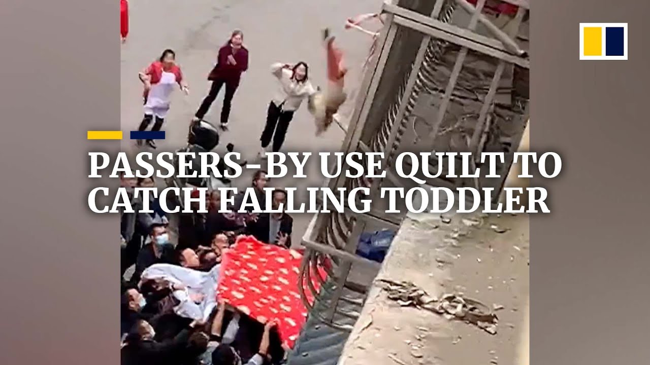 Passers-by use quilt to catch falling toddler in China - The Global Herald