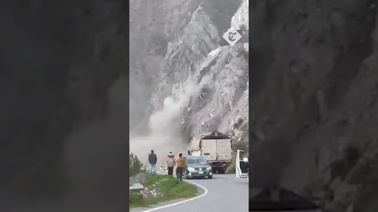 Landslide crashes in front of cars on Peru mountain - The Global Herald