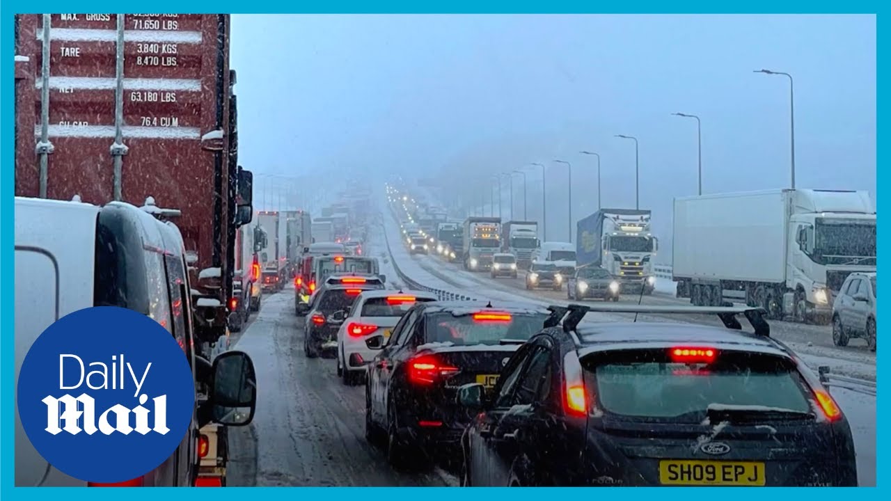 Extreme weather: Cars stranded on motorway as M62 brought to standstill ...