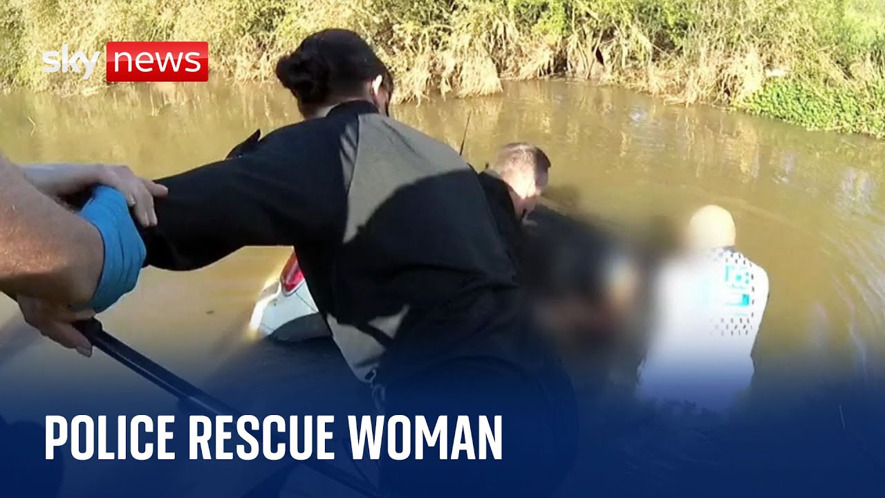 Police form human chain to rescue woman from submerged car - The Global Herald