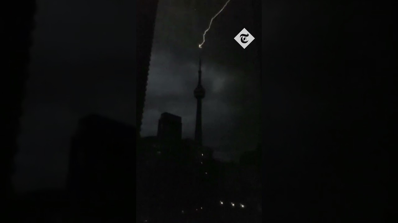 Moment lightning hits Toronto's CN tower - The Global Herald