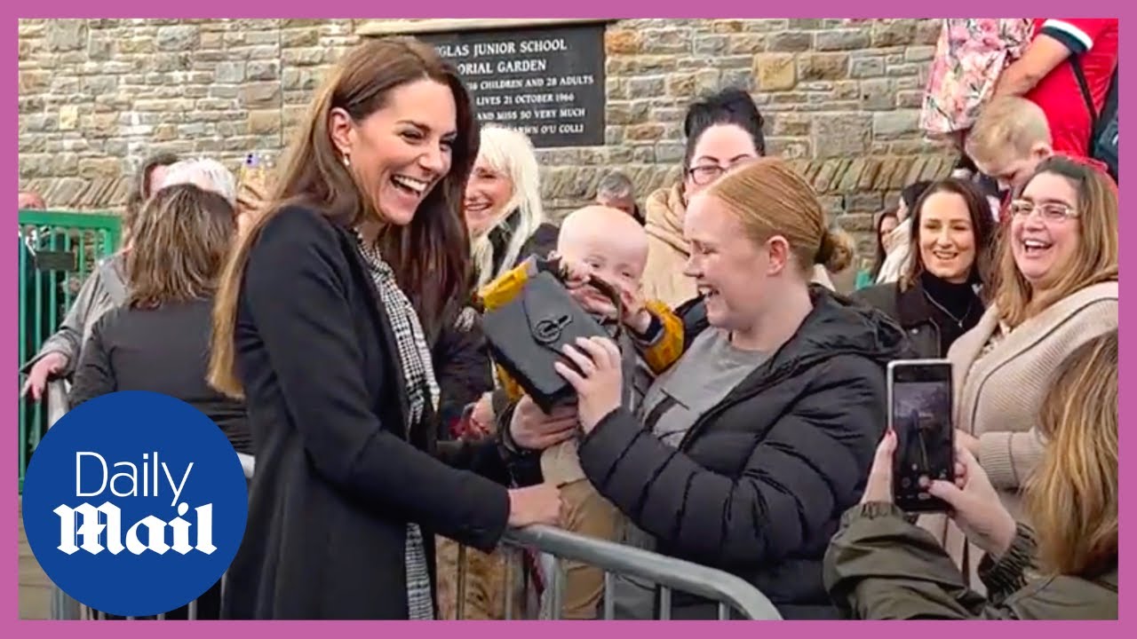 Kate Middleton laughs as adorable baby swipes her handbag - The Global ...