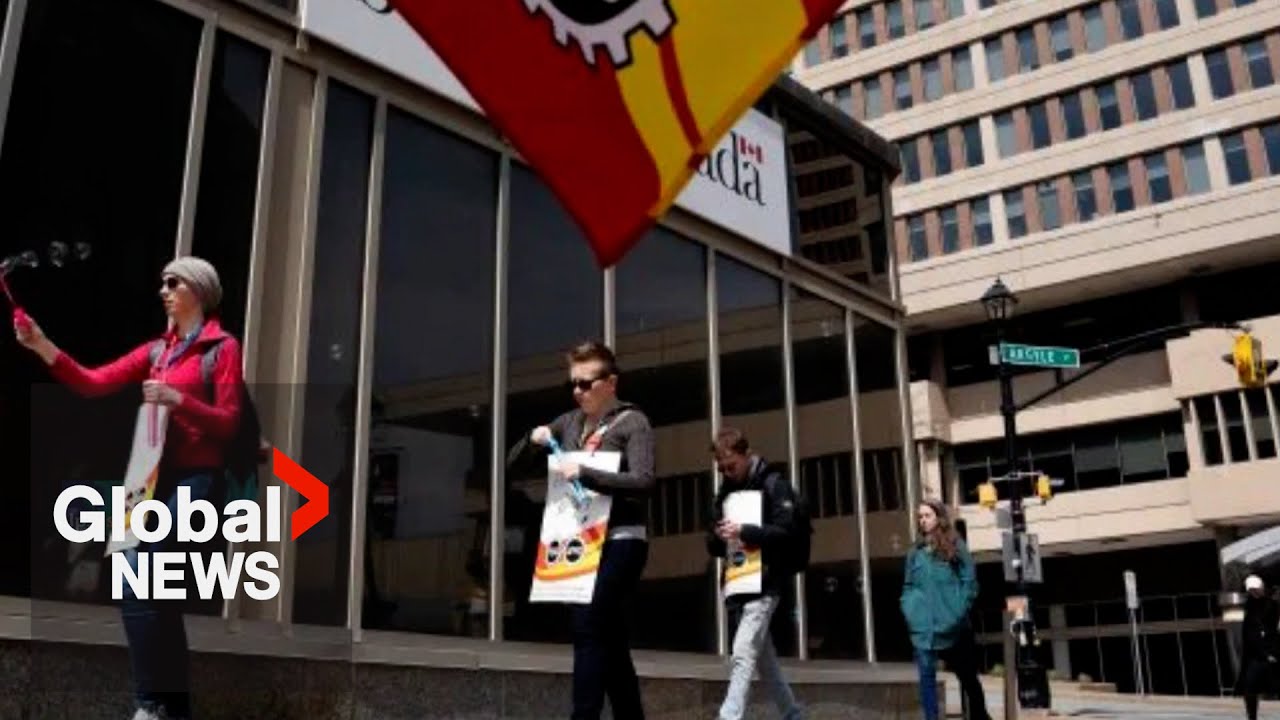 Canadians split on PSAC strike — but most aren't paying attention: poll ...