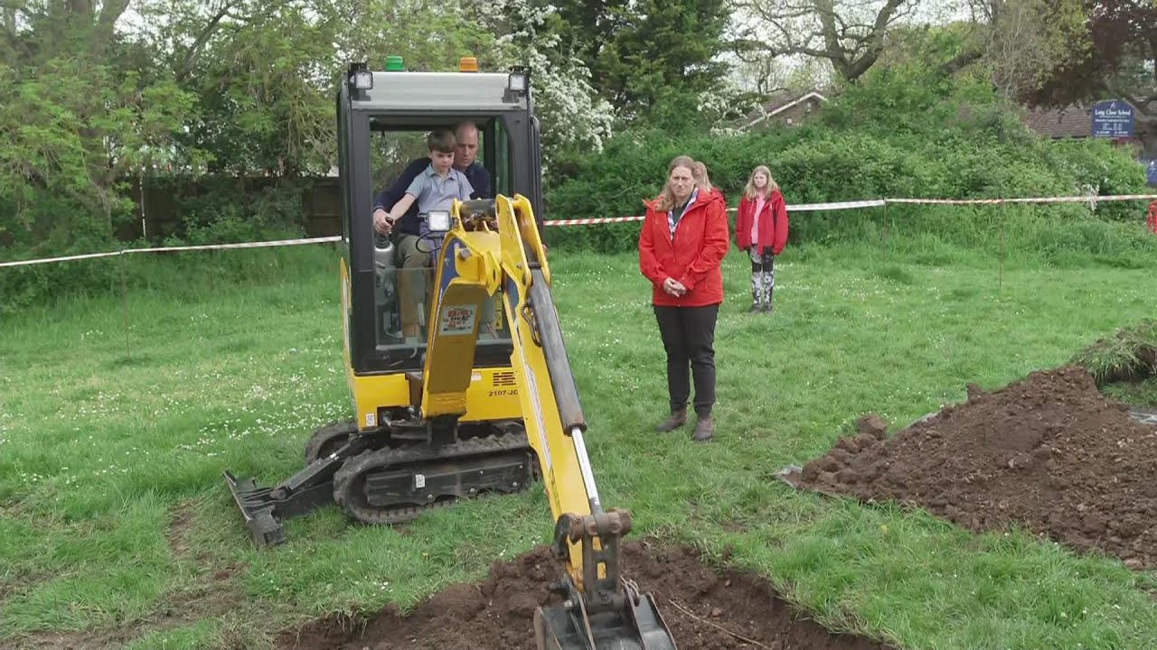 Prince George and Prince Louis drive a digger at scout hut - The Global ...