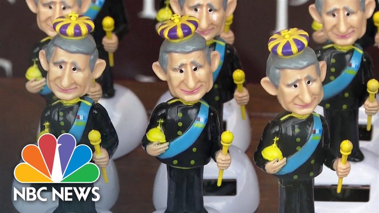 'Dancing king' dolls are popular souvenirs for the coronation of ...