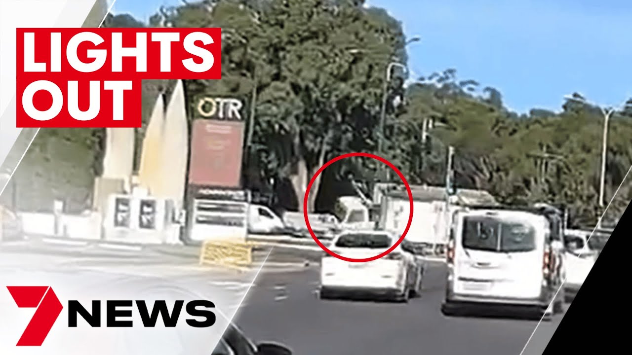 Truck crashes into traffic lights at notorious South-Eastern Freeway ...