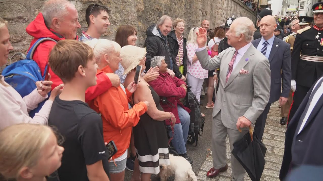 Crowds cheer King and Queen during visit to St Ives - The Global Herald