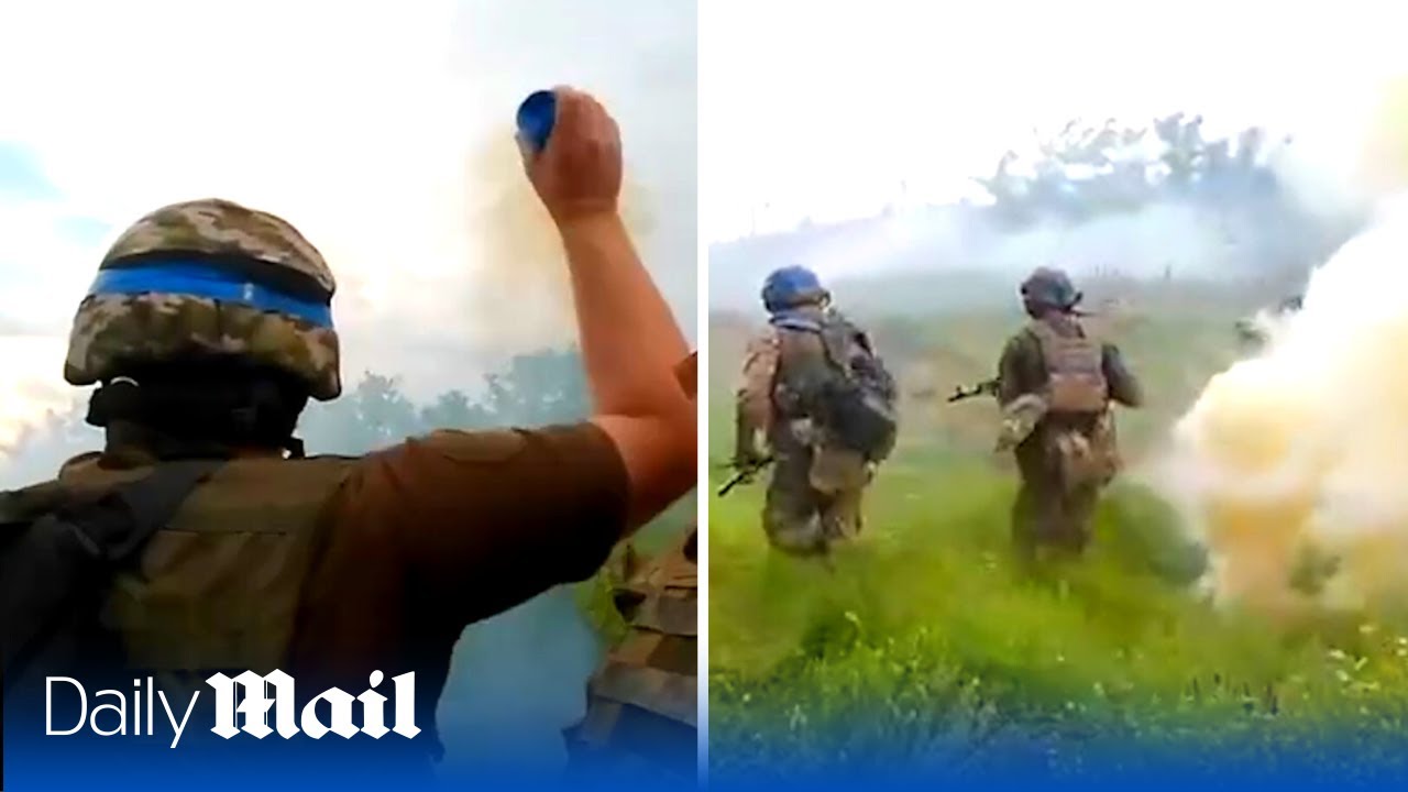 Ukraine soldiers charge towards Russian trenches under heavy enemy fire ...