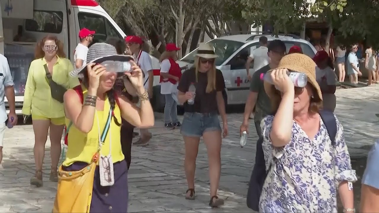 Tourists cope with new heat wave in Greek capital - The Global Herald