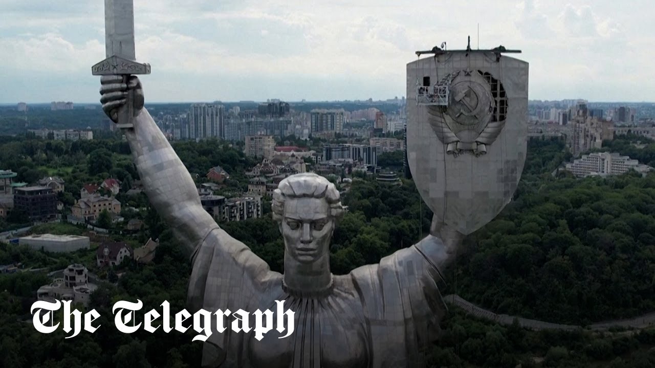 Soviet emblem cut off Ukraine's Motherland Monument statue in Kyiv ...
