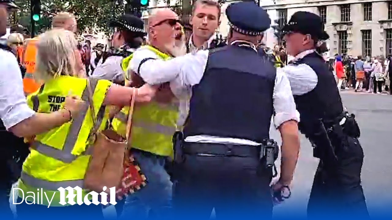 ULEZ protest boils over: Police officers wrestle with raging protesters ...