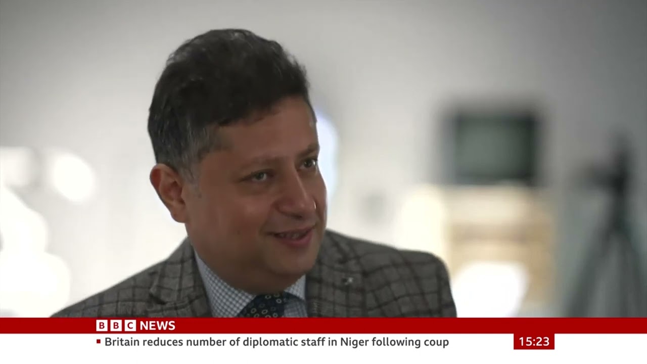 Violinist who played during brain surgery reunites with doctor - BBC ...