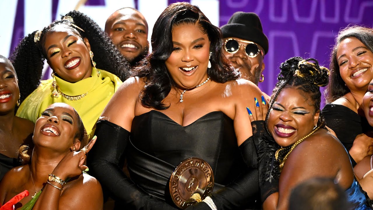 Lizzo Accepts Humanitarian Award Despite Being Hit With New Toxic ...