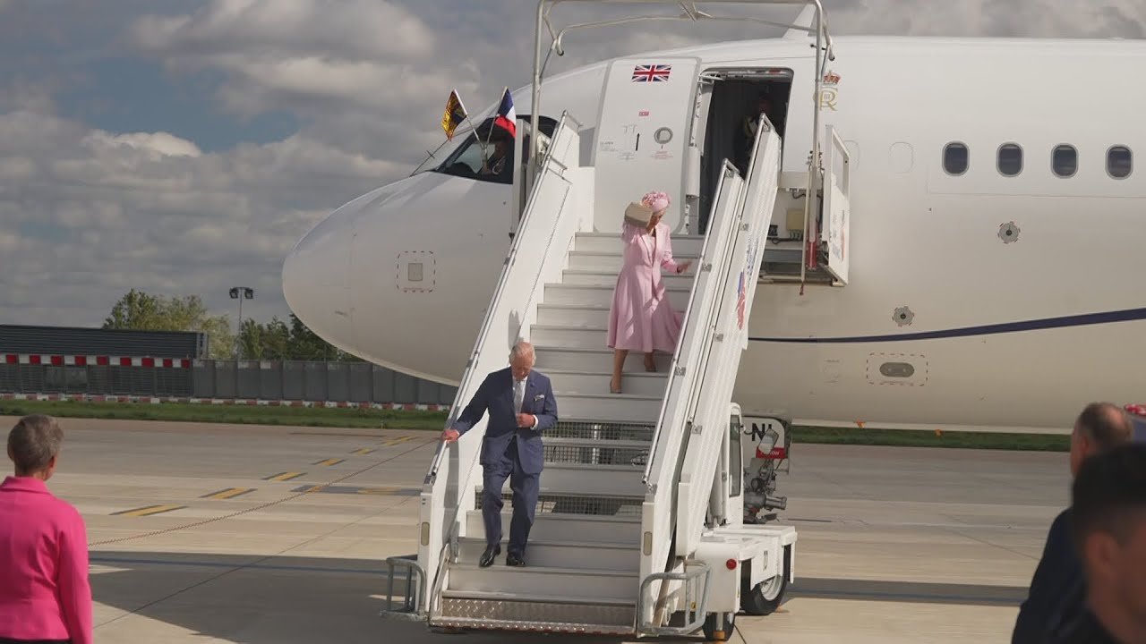 King and Queen receive royal welcome as they land in Paris - The Global ...