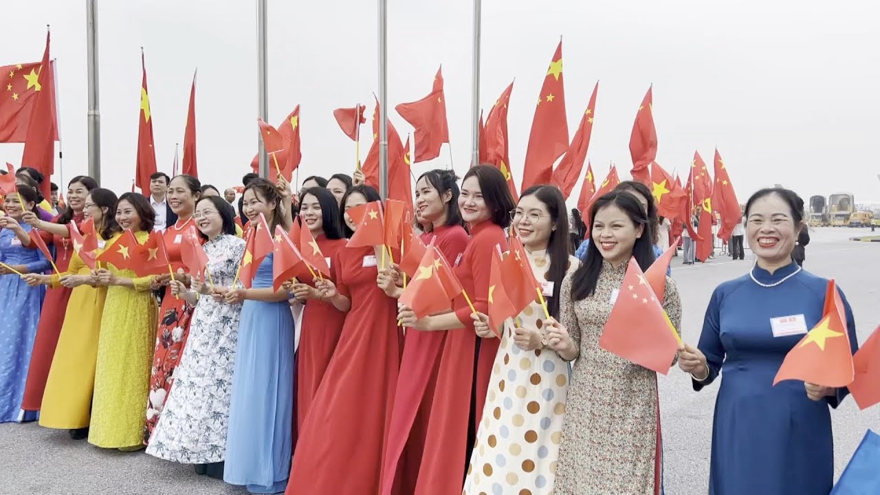 People welcome Xi Jinping at airport in Vietnam's capital - The Global ...