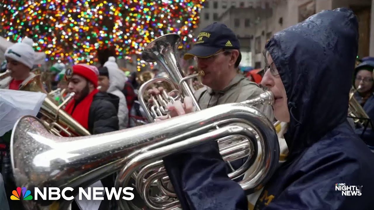 Hundreds of musicians spread holiday cheer at TubaChristmas 50th ...
