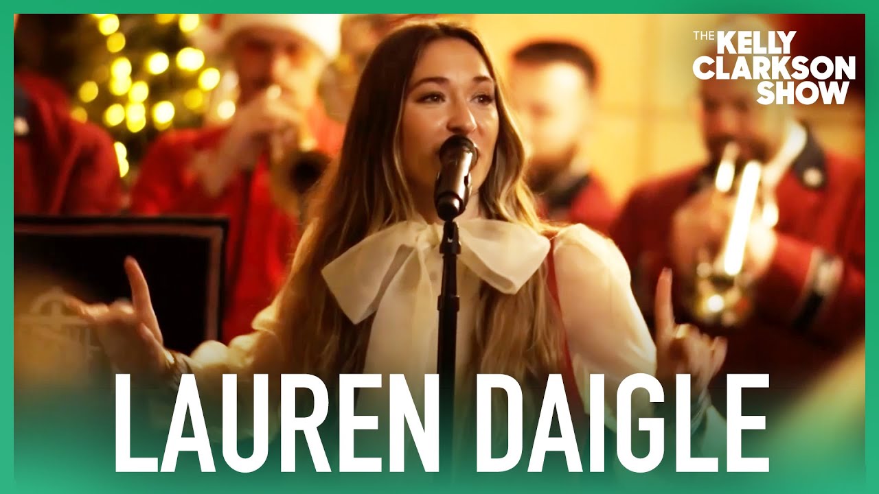 Lauren Daigle Performs NYC Street Busking Rendition Of 'Jingle Bells ...