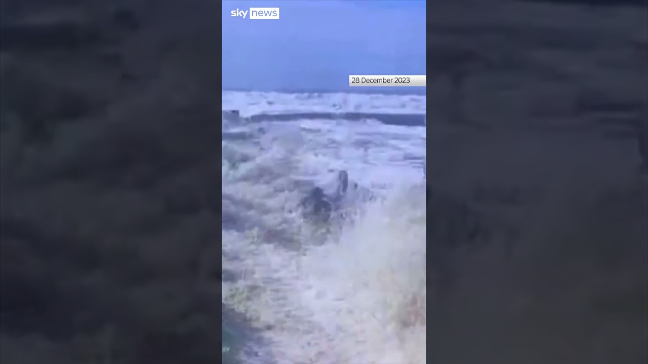 Huge wave sweeps away California beachgoers - The Global Herald