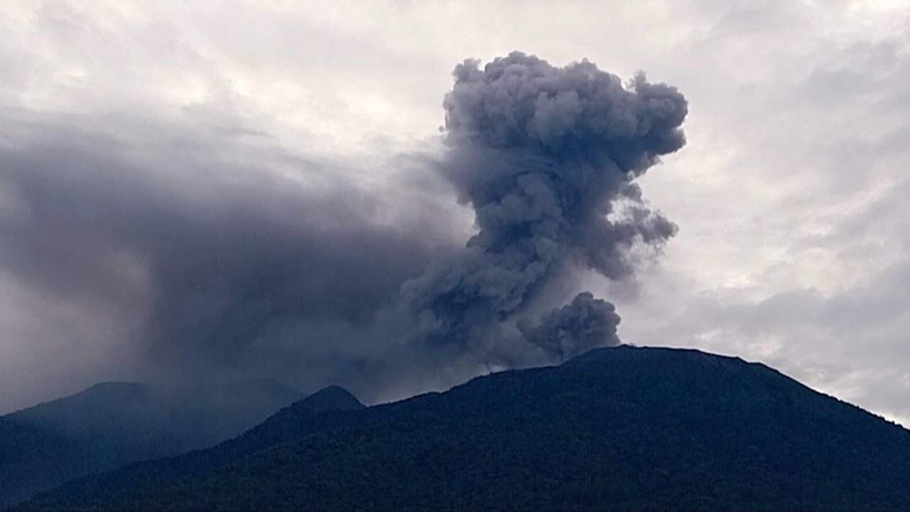 17 hikers killed in Indonesian volcano eruption, dozen still missing ...